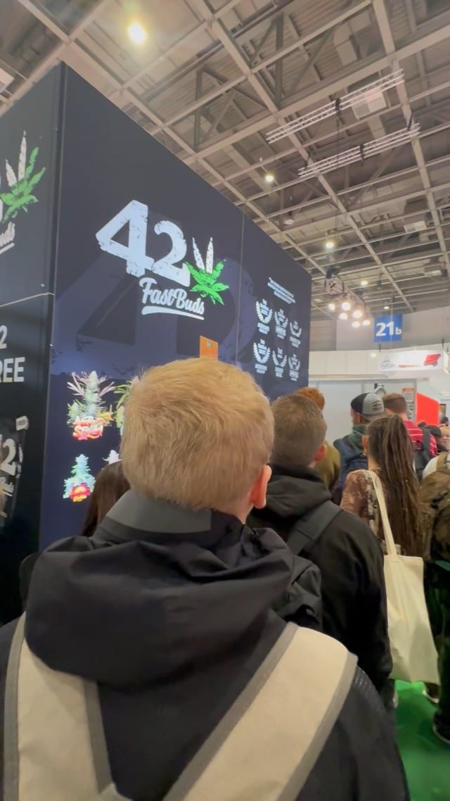 Fast Buds community at Mary Jane Berlin Video | 42 Fast Buds